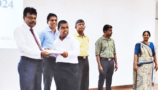 වතුරුගම වෘත්තීය පුහුණු ආයතනයෙන් පුහුණුව ලැබූ ආබාධ සහිත පුද්ගලයෝ විසිර ...